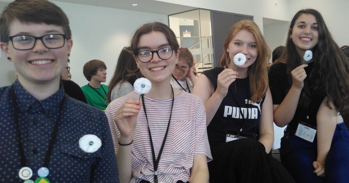 Young people make their remembrance about peace | Quakers in Britain