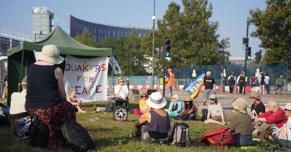 Quakers protest human cost of arms trade | Quakers in Britain