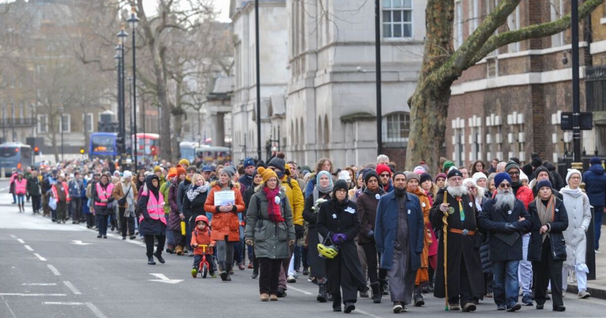 Peace is Every Step: thousands join silent peace walk | Quakers in Britain